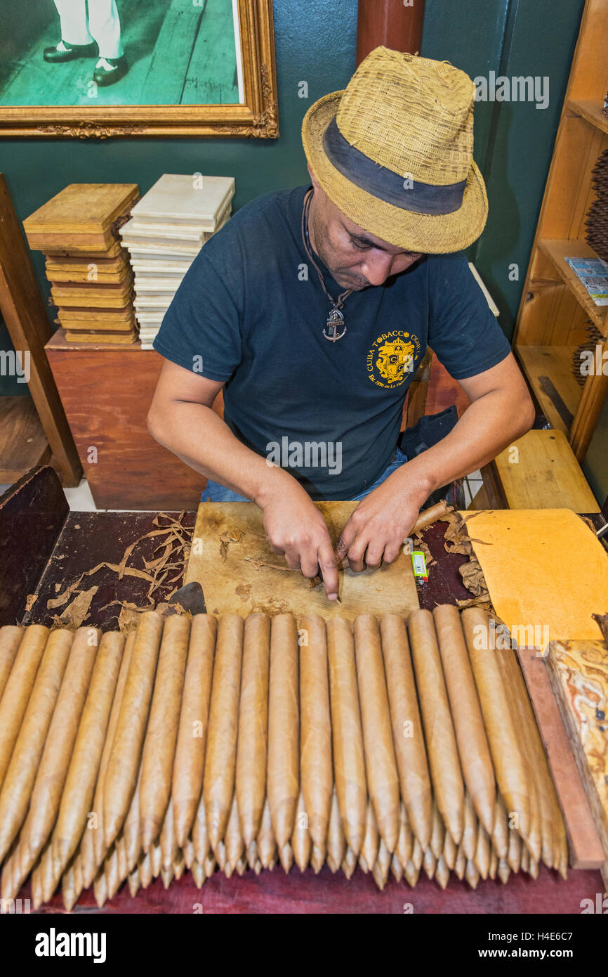 Petit cigare Banque de photographies et d’images à haute résolution - Alamy