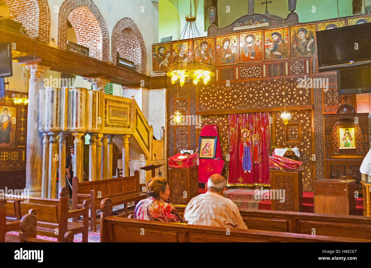 La salle de prière de l'église St Barbara avec le iconostsasis en bois ...