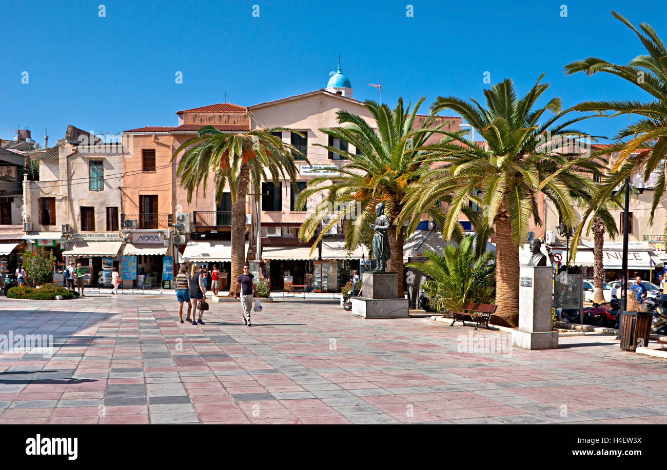 La Plateia Mitropoleos Square est bordée de cafés, de boutiques et de ...