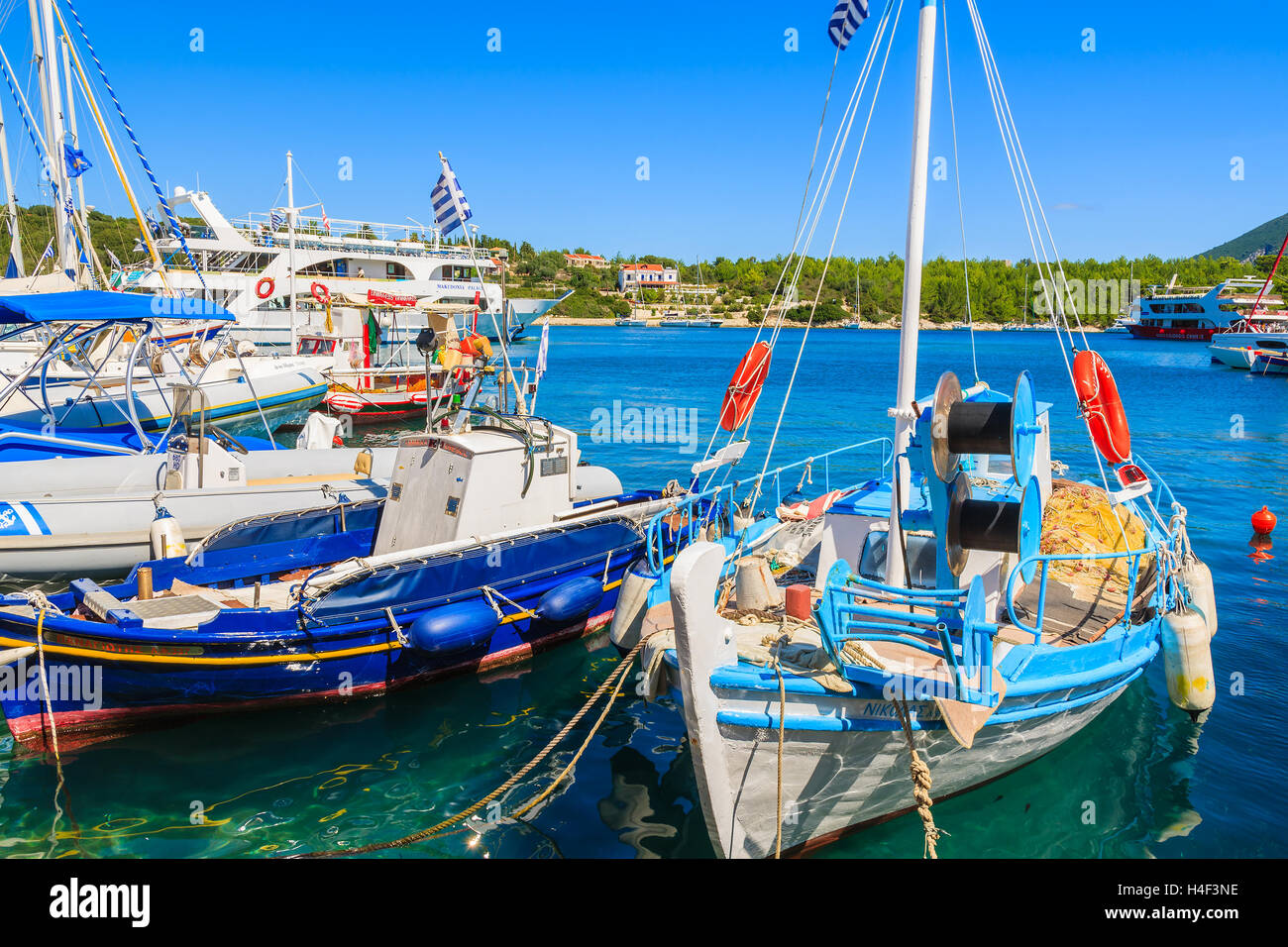 PORT DE FISKARDO, l'île de Céphalonie, Grèce - Sep 18, 2014 : les ...