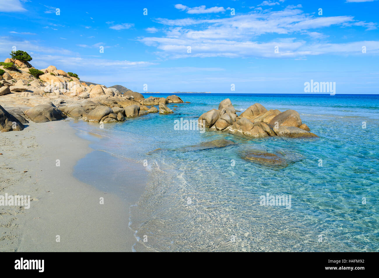 Rochers dans l'eau de mer azure magnifique de Porto Giunco, plage de l ...
