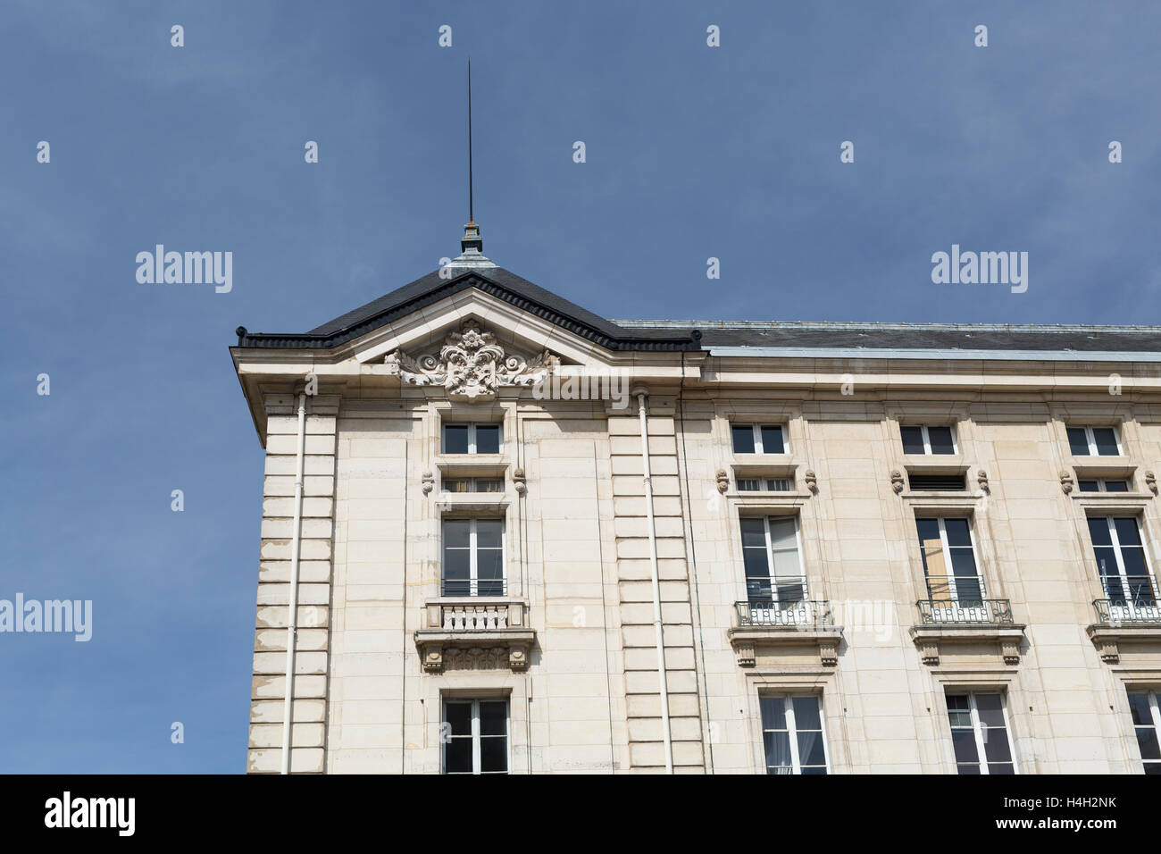 Façade d'un bâtiment traditionnel vivant à Paris, France Photo Stock ...
