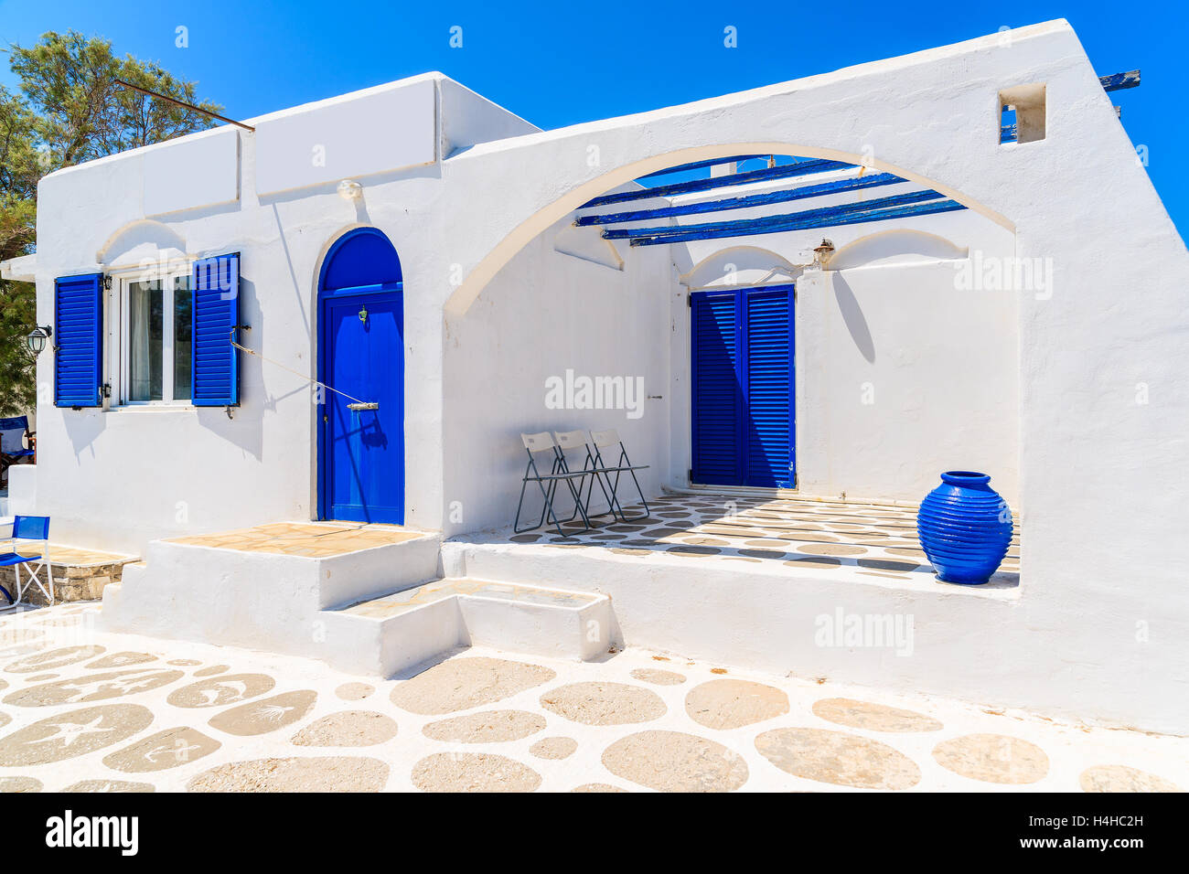 Maison typique grec blanc bleu avec des portes et fenêtres pour les ...