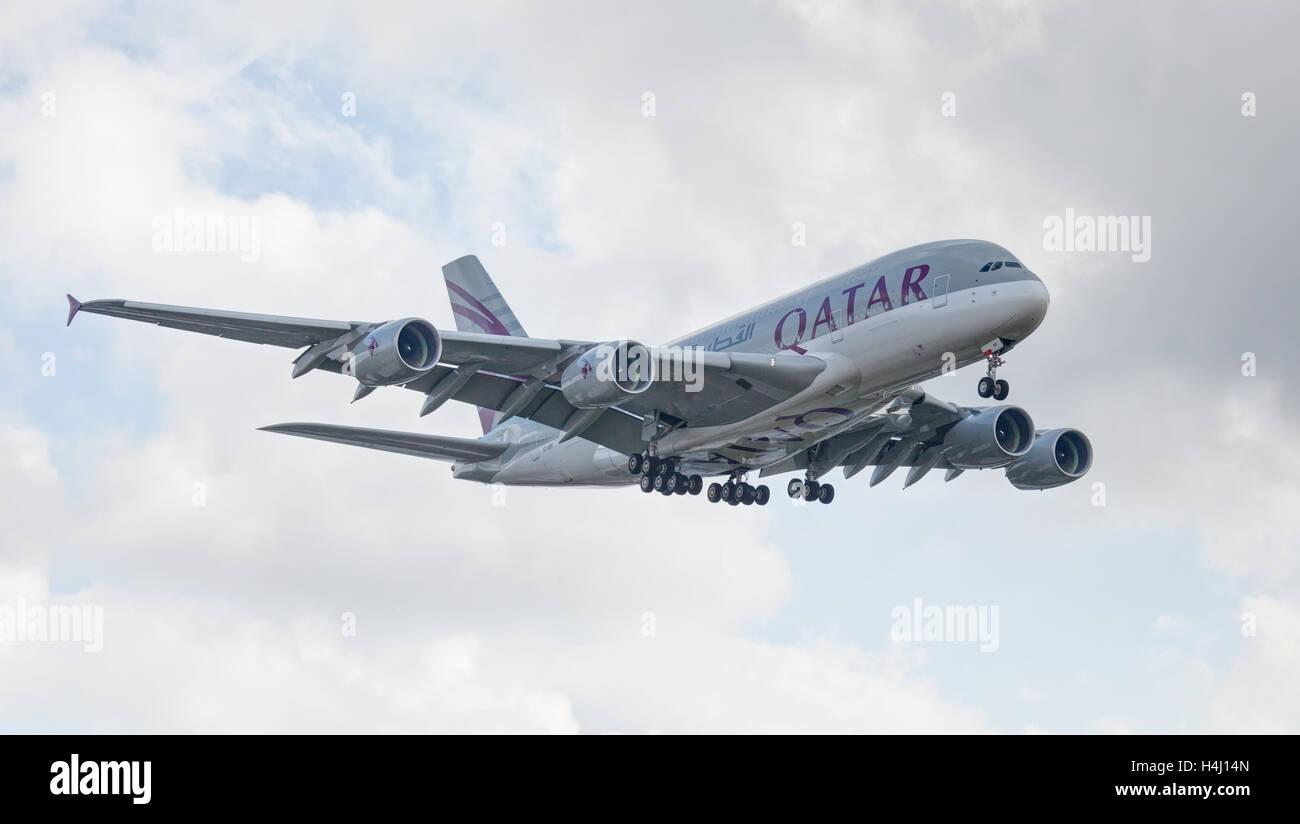 Qatar airways a380 landing Banque de photographies et d’images à haute ...