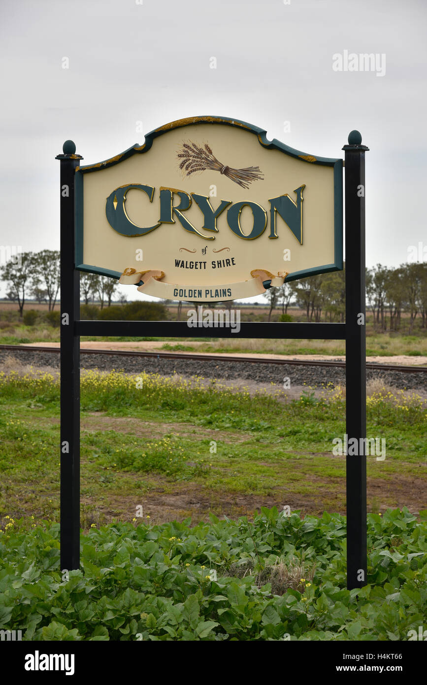 Panneau de bienvenue à l'entrée de Cryon, une ville de l'outback en ...