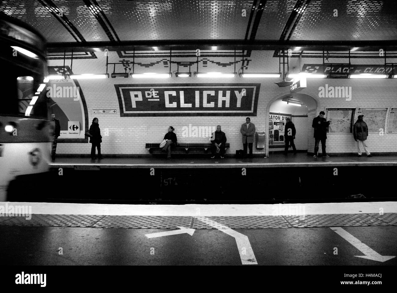 La station de métro Place de Clichy, Paris Photo Stock - Alamy