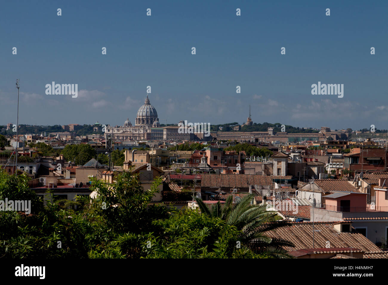 Le dôme de la Basilique Saint-Pierre et les toits de Rome. Italie Photo ...