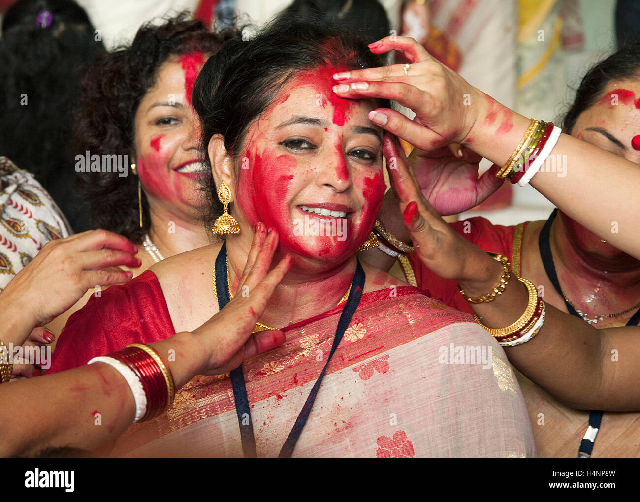 L'image de femme Bengali dévot hindou jouant sindoor sur l'khela fête traditionnelle de Dussehra ...