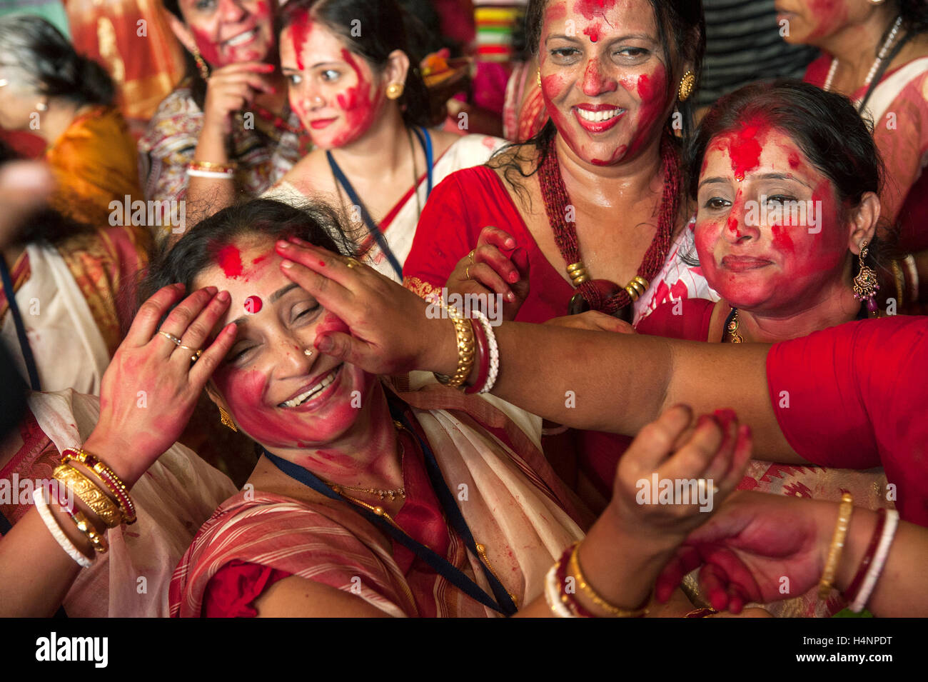 L'image de femme Bengali dévot hindou jouant sindoor sur l'khela fête traditionnelle de Dussehra ...