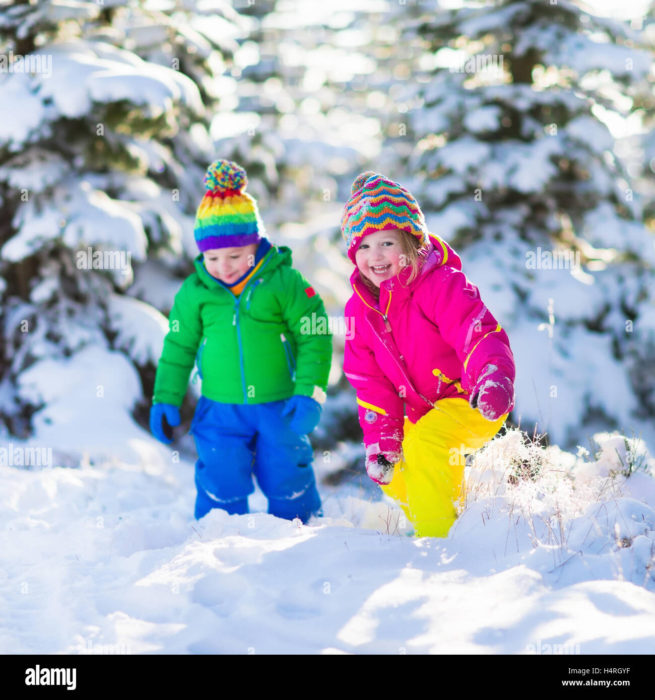Les enfants jouent dans la forêt enneigée. Tout-petits enfants à l ...