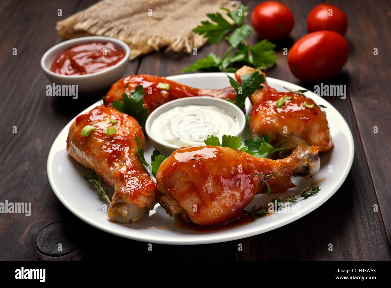Cuisses de poulet frites avec sauce Banque de photographies et d’images ...