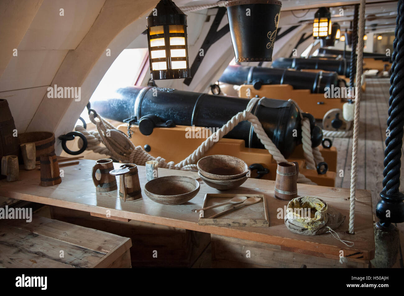 Table sur le pont du HMS Victory, Portsmouth Historic Dockyard ...