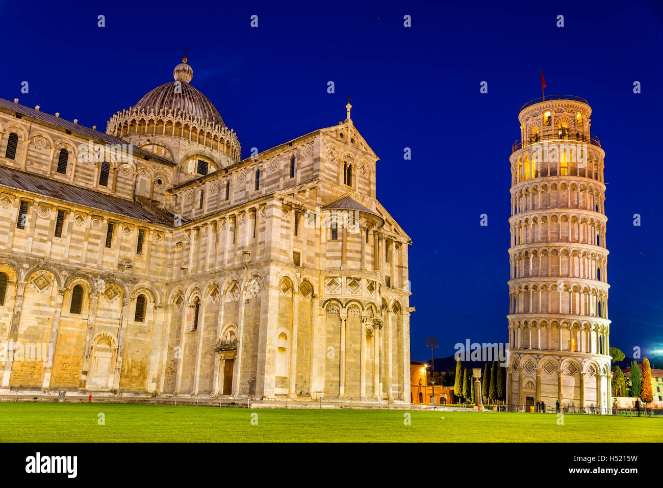 Nuit dans la tour de pise Banque de photographies et d’images à haute ...