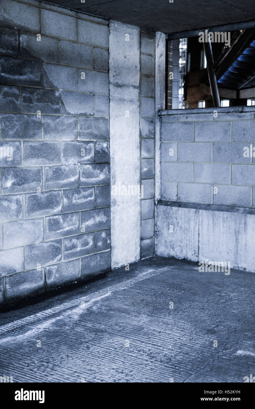 L'intérieur de l'architecture de l'édifice inachevé avec des parpaings ...