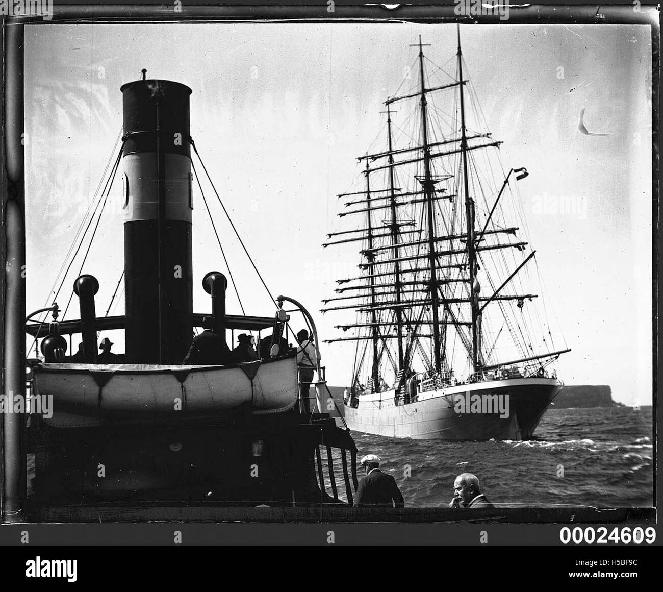 Photographie de la barque à quatre mâts, Magdalene Vinnen, quittant le port de Sydney le 29 mars ...