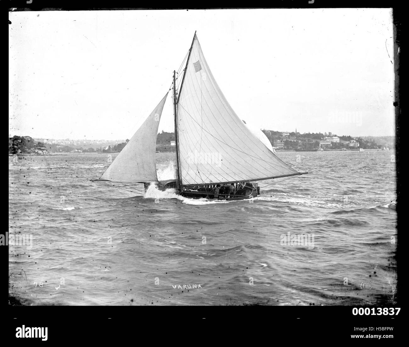 Cette image montre une vue à bâbord du yacht de 22 pieds « Varuna » sur ...
