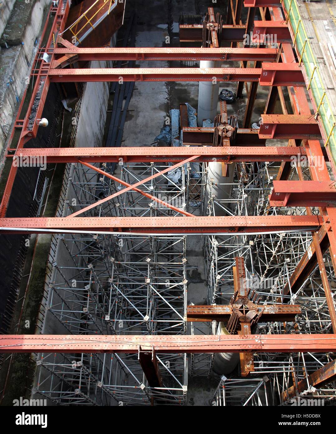 Un grand chantier souterrain avec des piliers et des poutres Photo ...