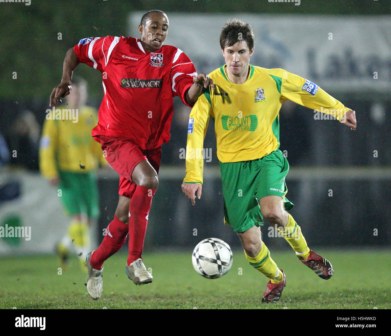 Bobby Bowry de Bromley (gauche) acharnés avec Greg Lincoln de Thurrock ...