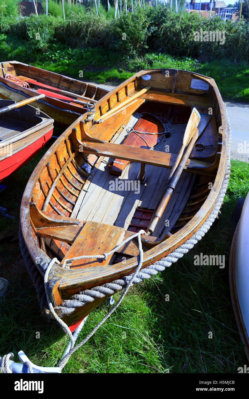 Bateau en bois avec rames Banque de photographies et d’images à haute ...