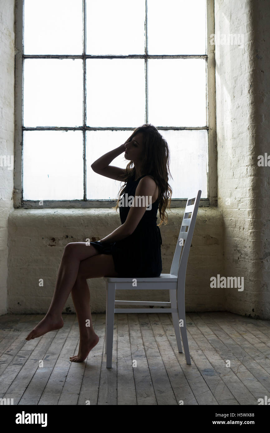 Femme aux pieds nus assise sur un Banque de photographies et d’images à haute résolution - Alamy