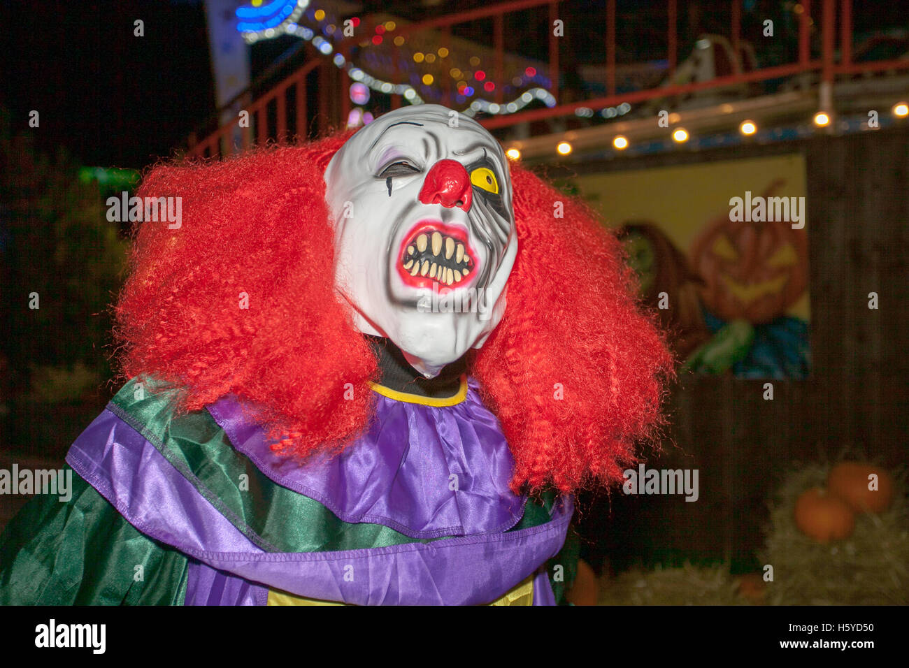 Un tueur clown Halloween avec masque, visage blanc, perruque de cheveux ...
