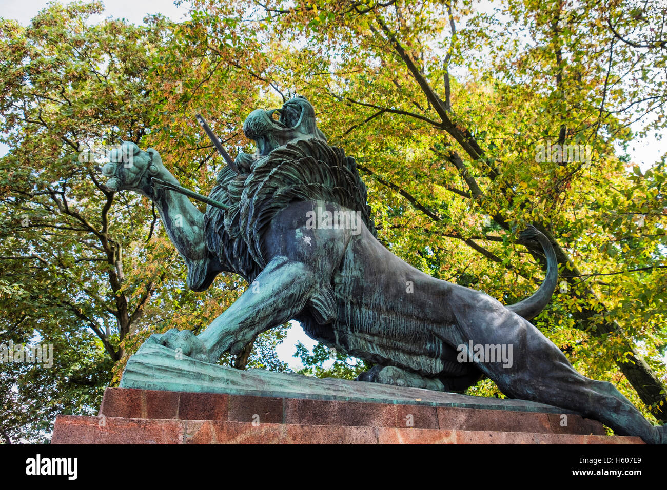 Darmstadt, Hesse, Allemagne. Lion de bronze avec deux lances dans la ...