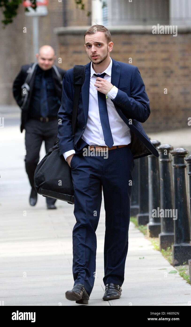 Sebastian clark darby arrive à la cour de la couronne de blackfriars ...