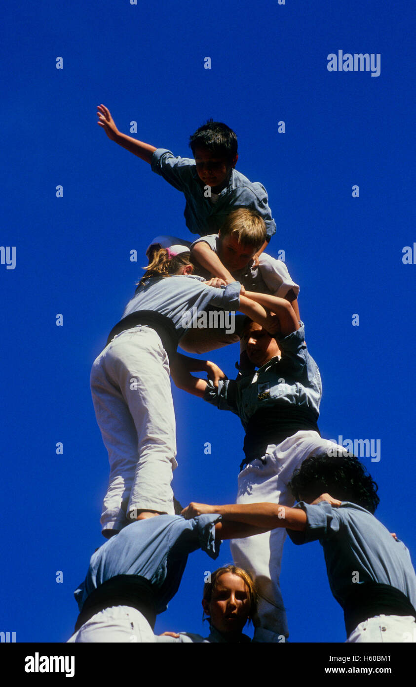 Enfants construisant une pyramide humaine Banque de photographies et d ...