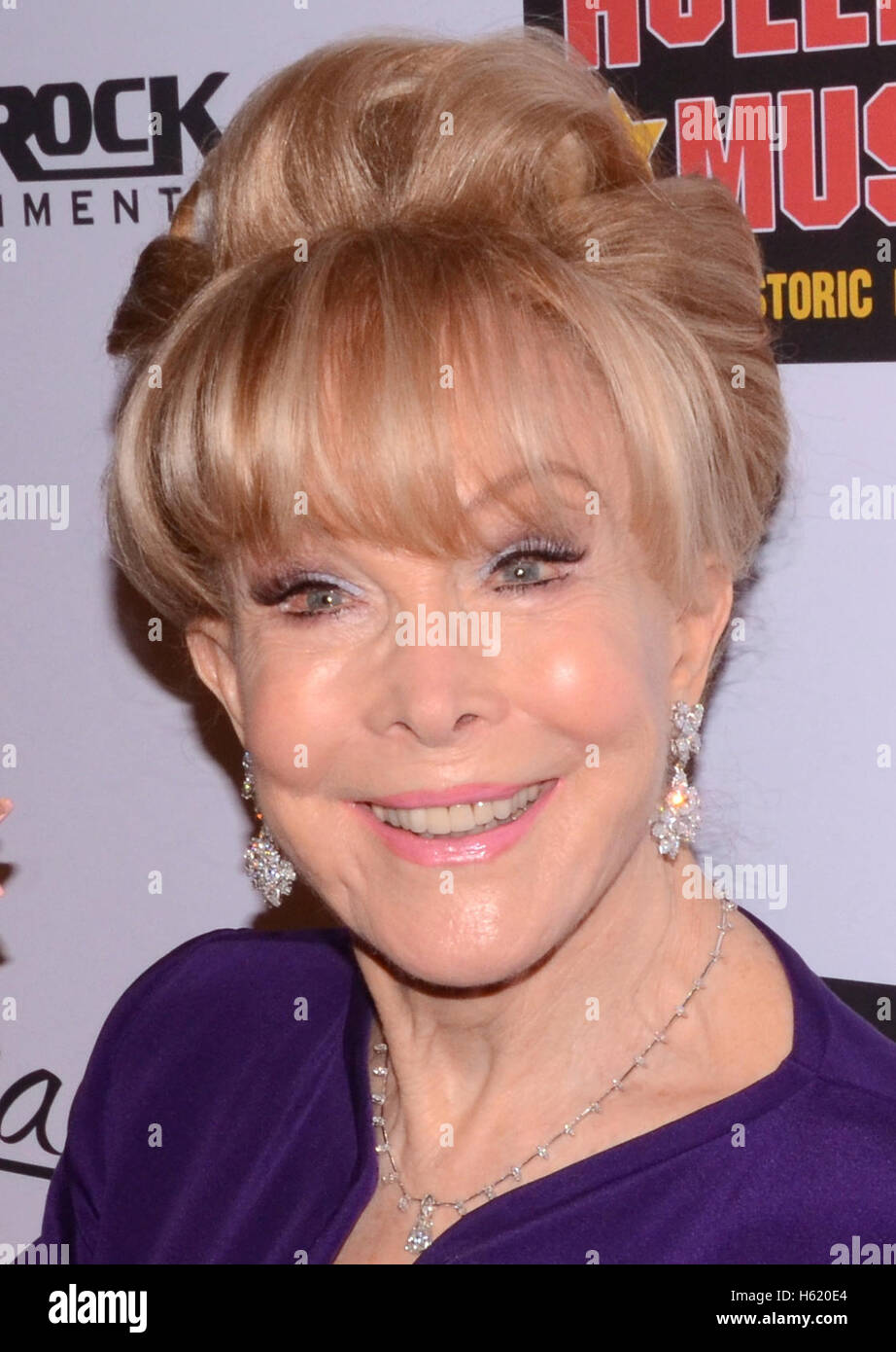 Barbara Eden arrive à la première Conférence annuelle de Hollywood ...