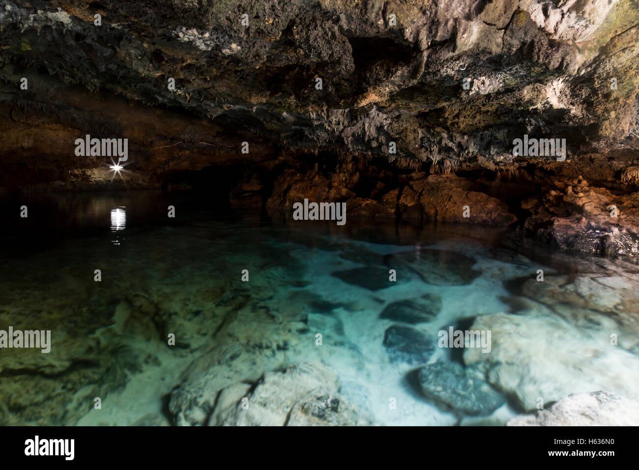 L'eau de source claire de Ogtong cave à Bantayan Island, Philippines ...