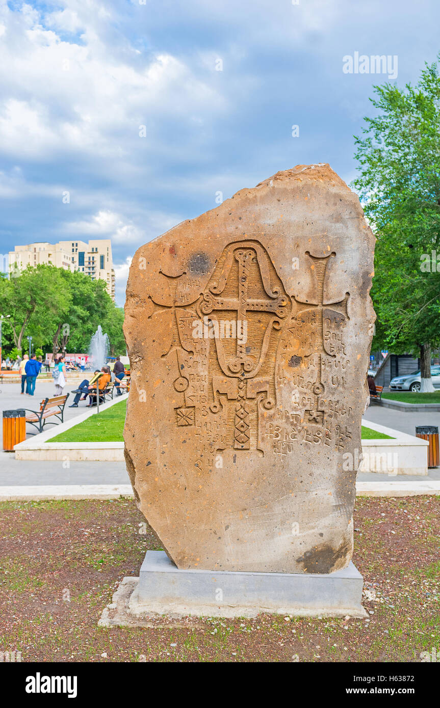 Le khatchkar avec croix sculptée dans l'exposition en plein air, nommé ...
