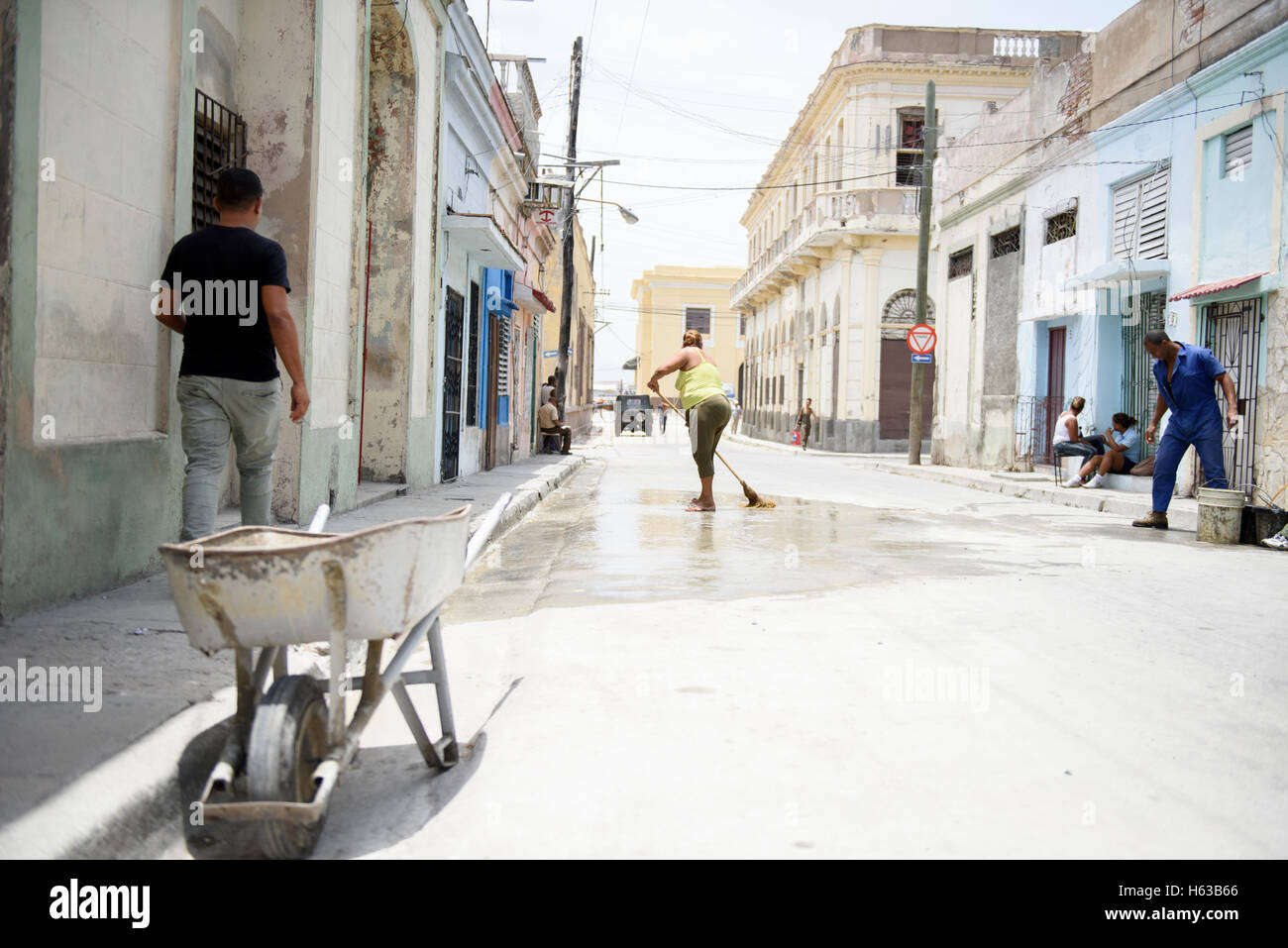 Cleaning street woman mopping Banque de photographies et d’images à ...