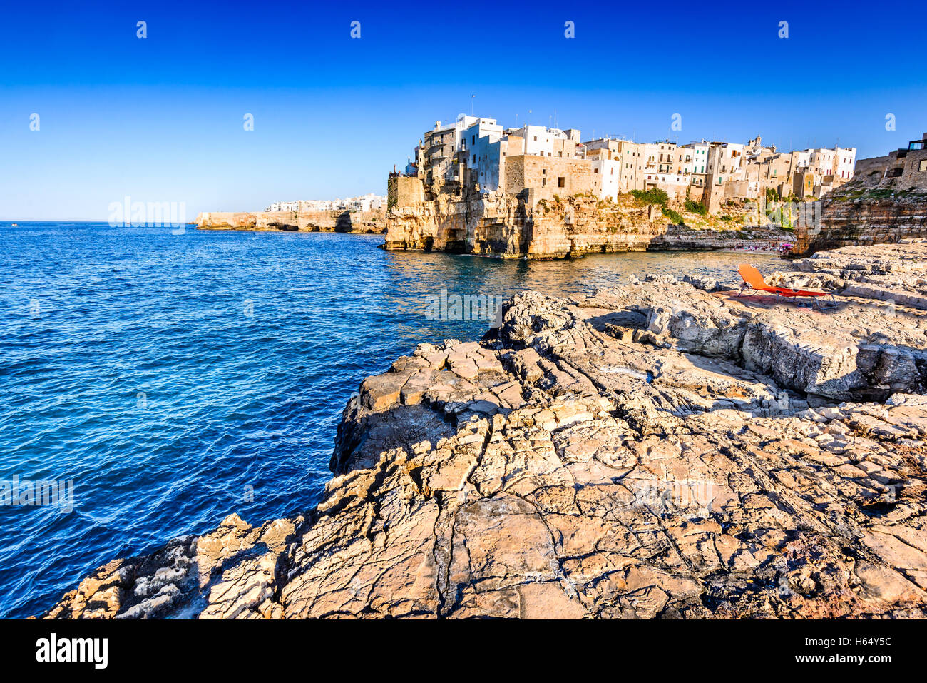 Puglia, Italie. Coucher de soleil paysage de Polignano a Mare, ville ...