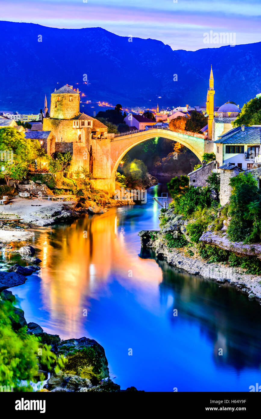 Mostar, Bosnie-Herzégovine. Le vieux pont, Stari Most, avec emerald ...
