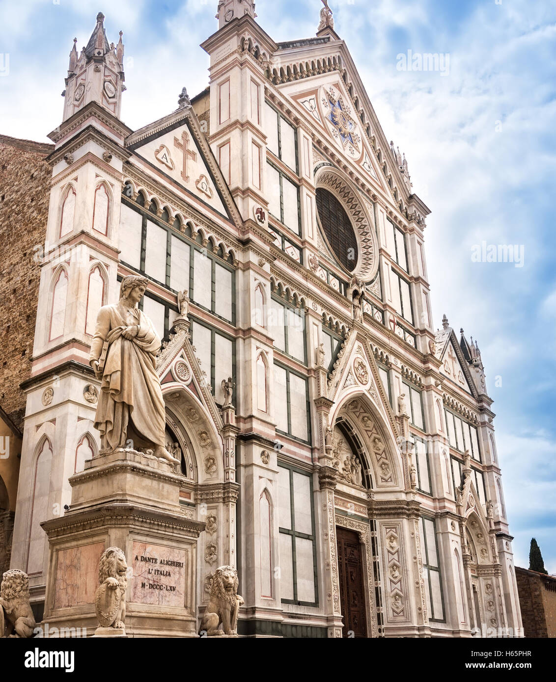 Statue de Dante Alighieri, dans la Piazza Santa Croce, à côté de la ...