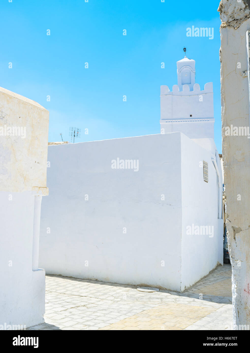 Les rues étroites de la médina se composent de maisons blanches et de ...