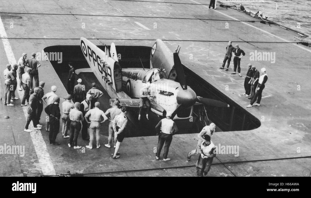 Fairey Firefly fighter d'être levé par le support à l'envol du porte ...