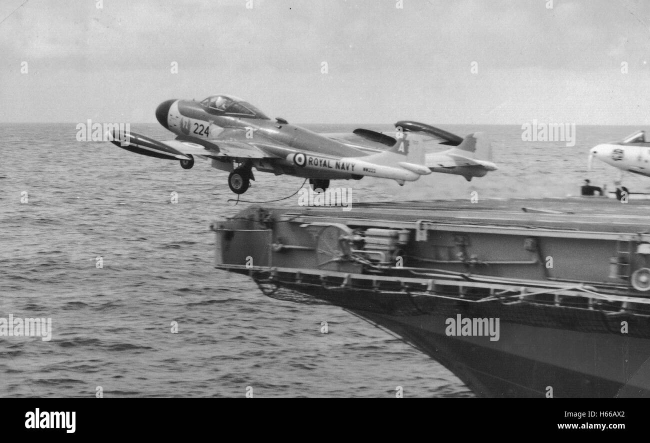 Un de Havilland Sea Venom jet de combat de l'Escadron 809 décolle du ...