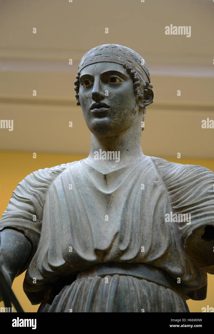 The charioteer of delphi Banque de photographies et d’images à haute ...