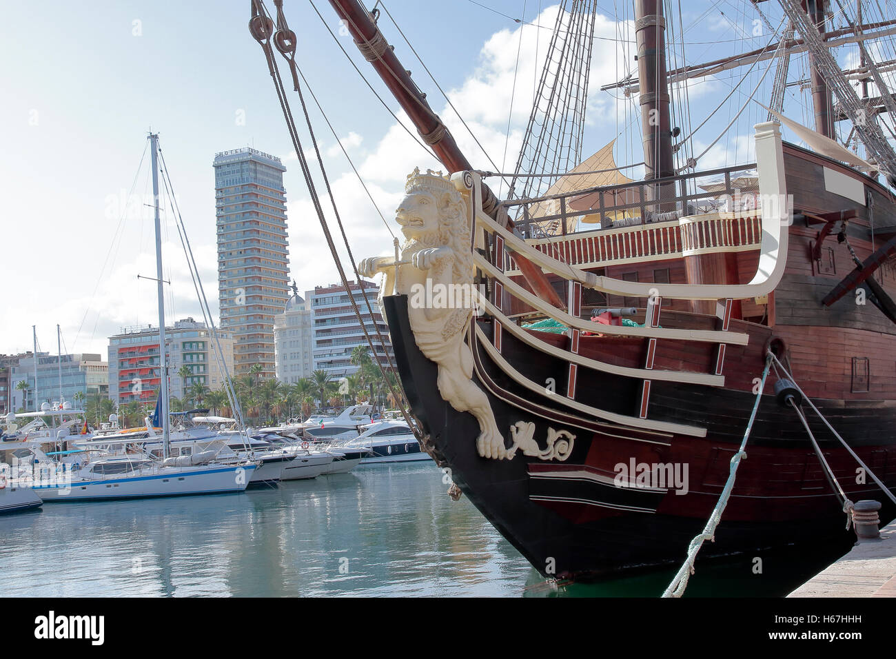 Premier plan de la proue en forme de lion dans un ancien navire de ...