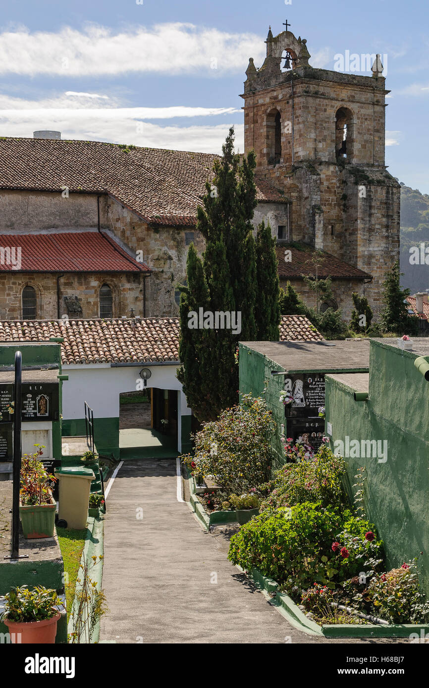 Tour d'église de Santa Maria du cimetière, Laredo, Cantabrie, Espagne ...