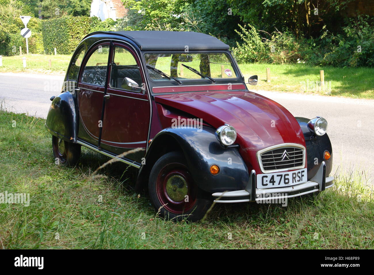 Citroen 2CV Charleston classique en bourgogne et noir Photo Stock - Alamy