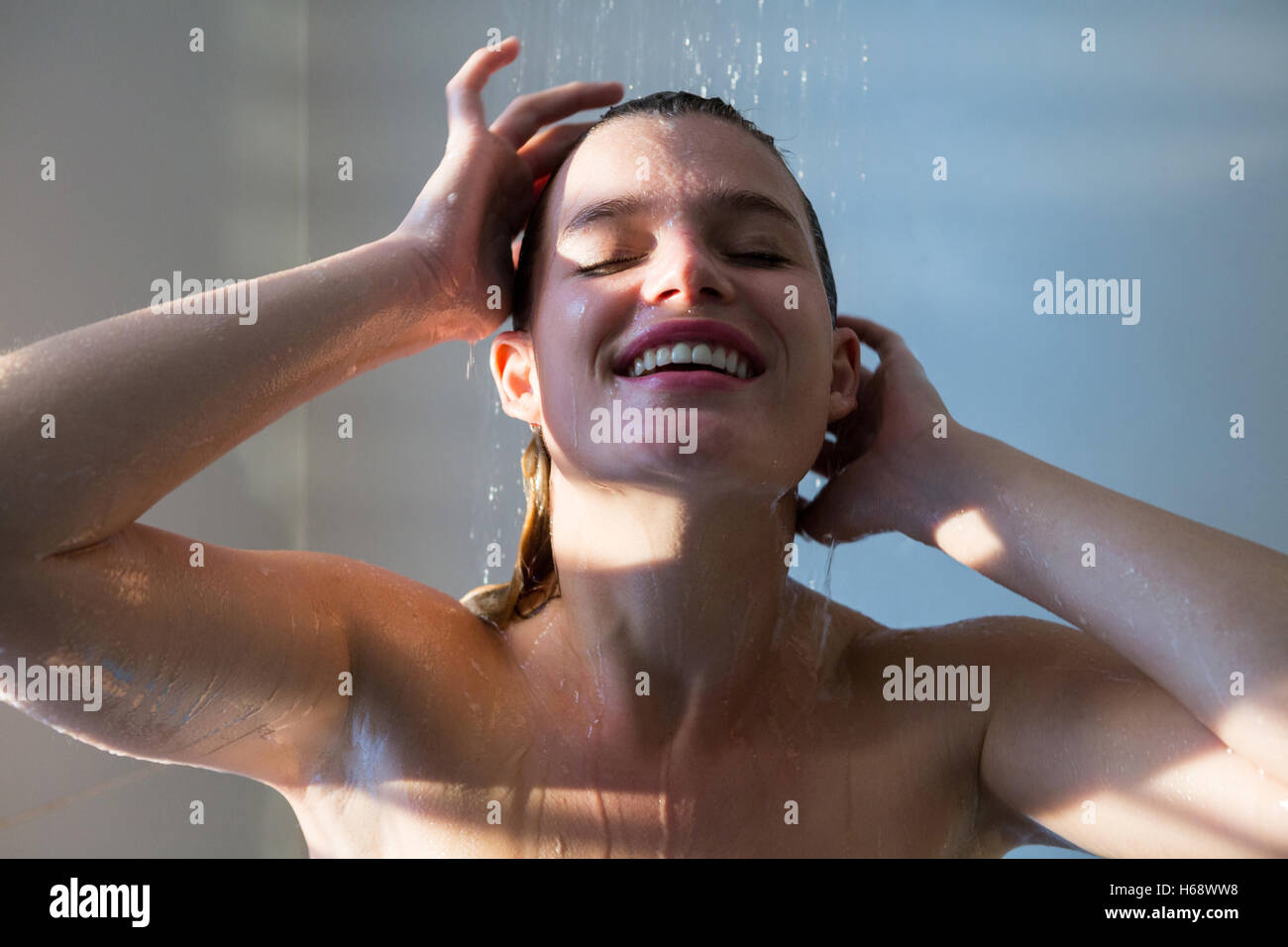 Femme prenant une douche Banque de photographies et d’images à haute ...