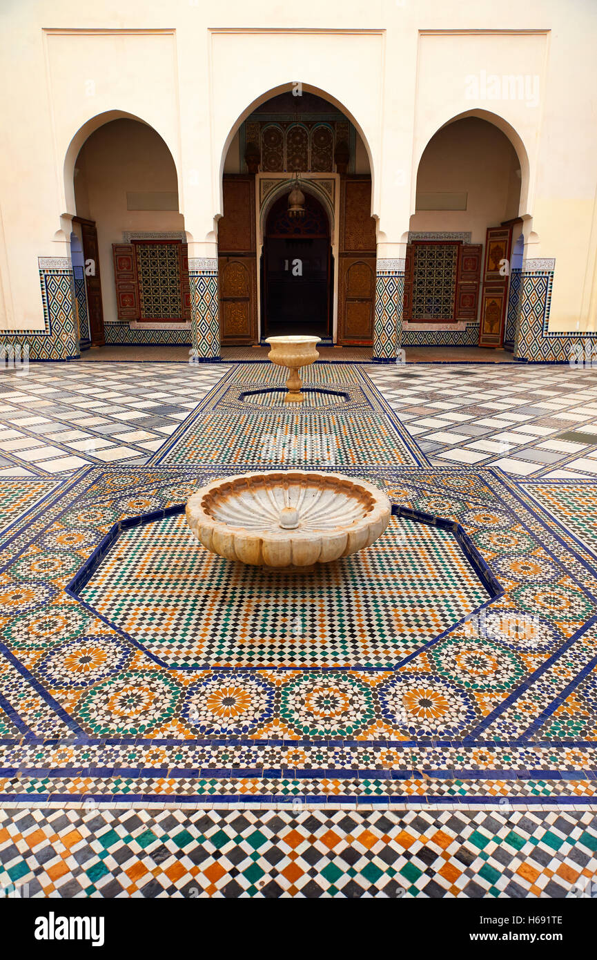 Morcabe plasterwok Arabesque berbère de carreaux Zellige une fontaine ...