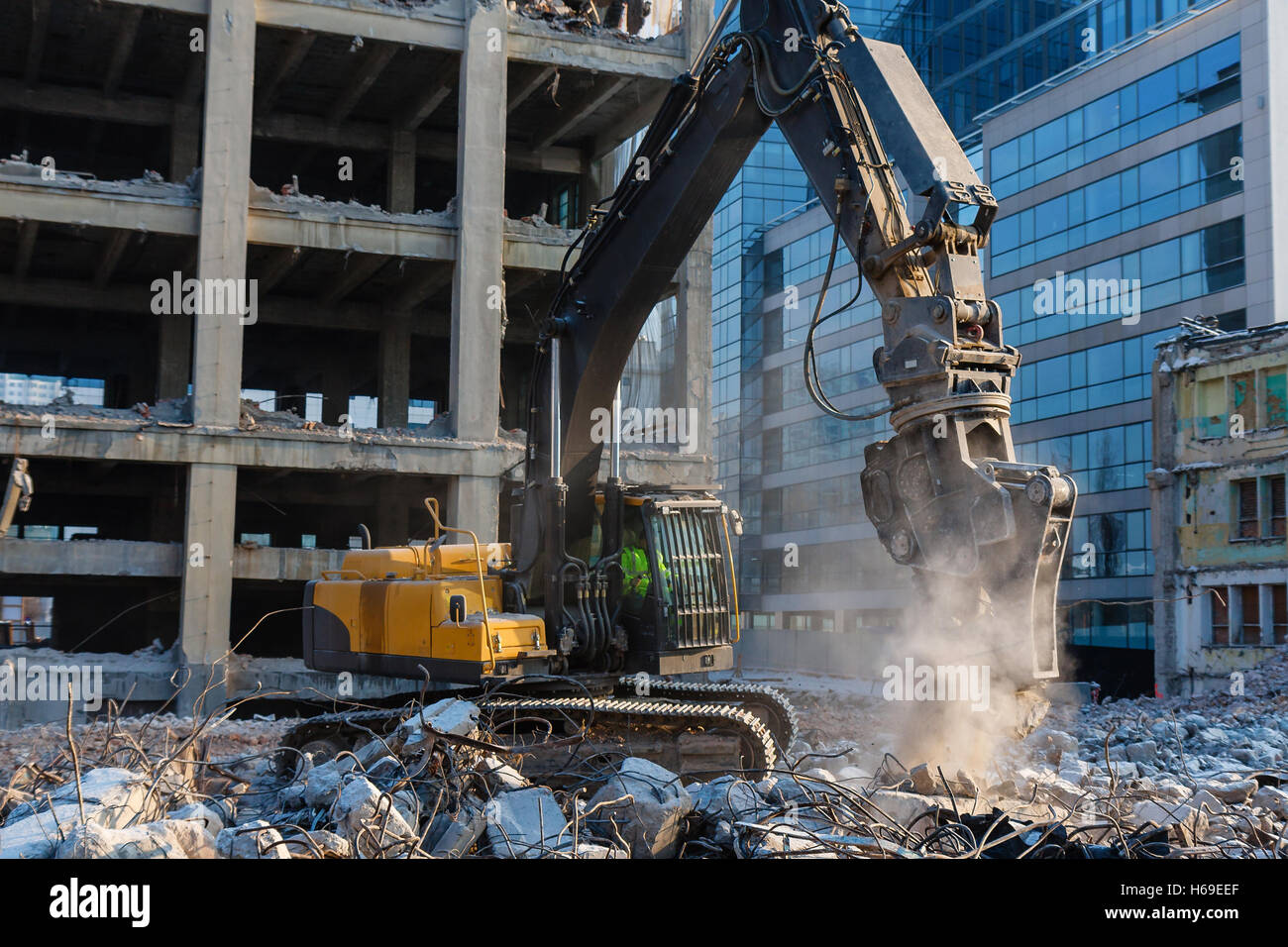 Demolition excavator Banque de photographies et d’images à haute ...