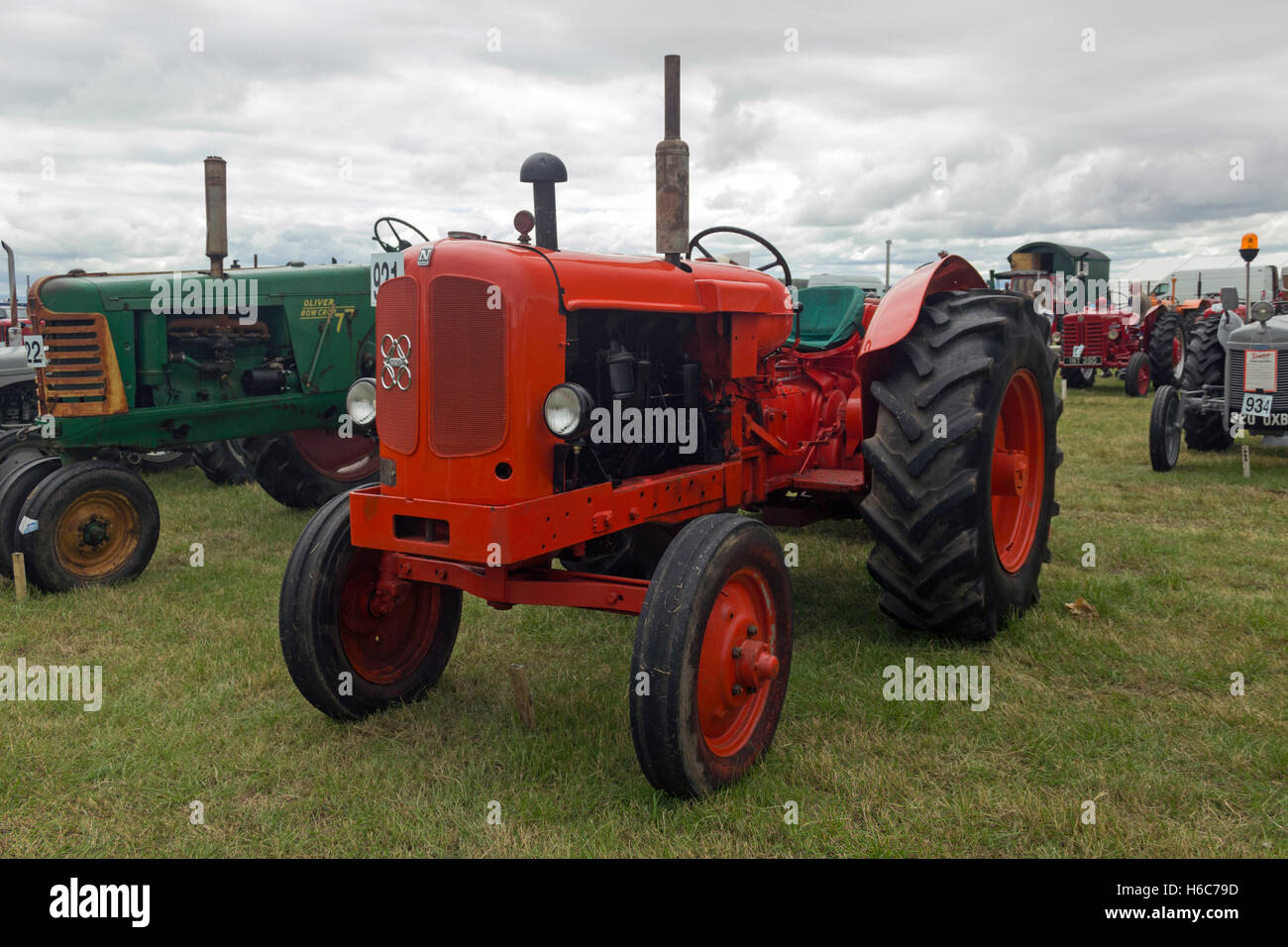 Vintage nuffield tractor Banque de photographies et d’images à haute ...