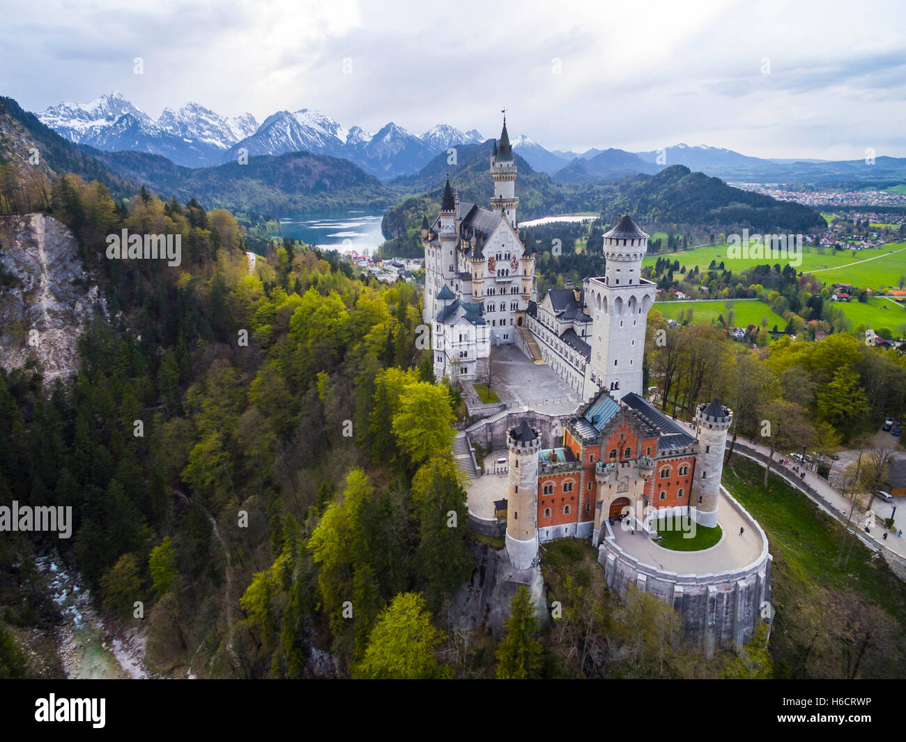 Vue aérienne du château de Neuschwanstein avec Lac Alpsee et Alpes ...