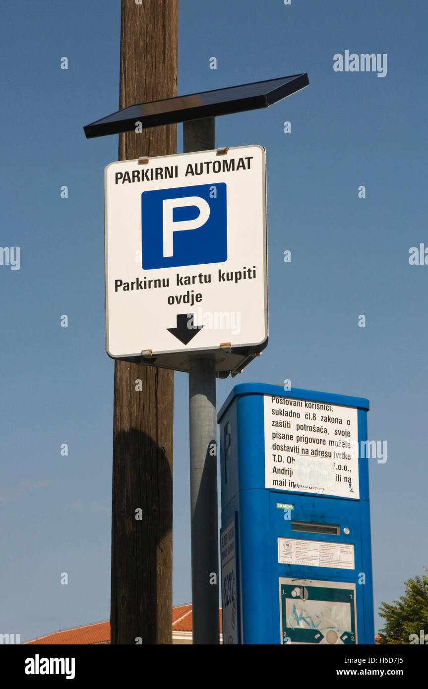 Solar powered parking ticket machine Banque de photographies et d ...