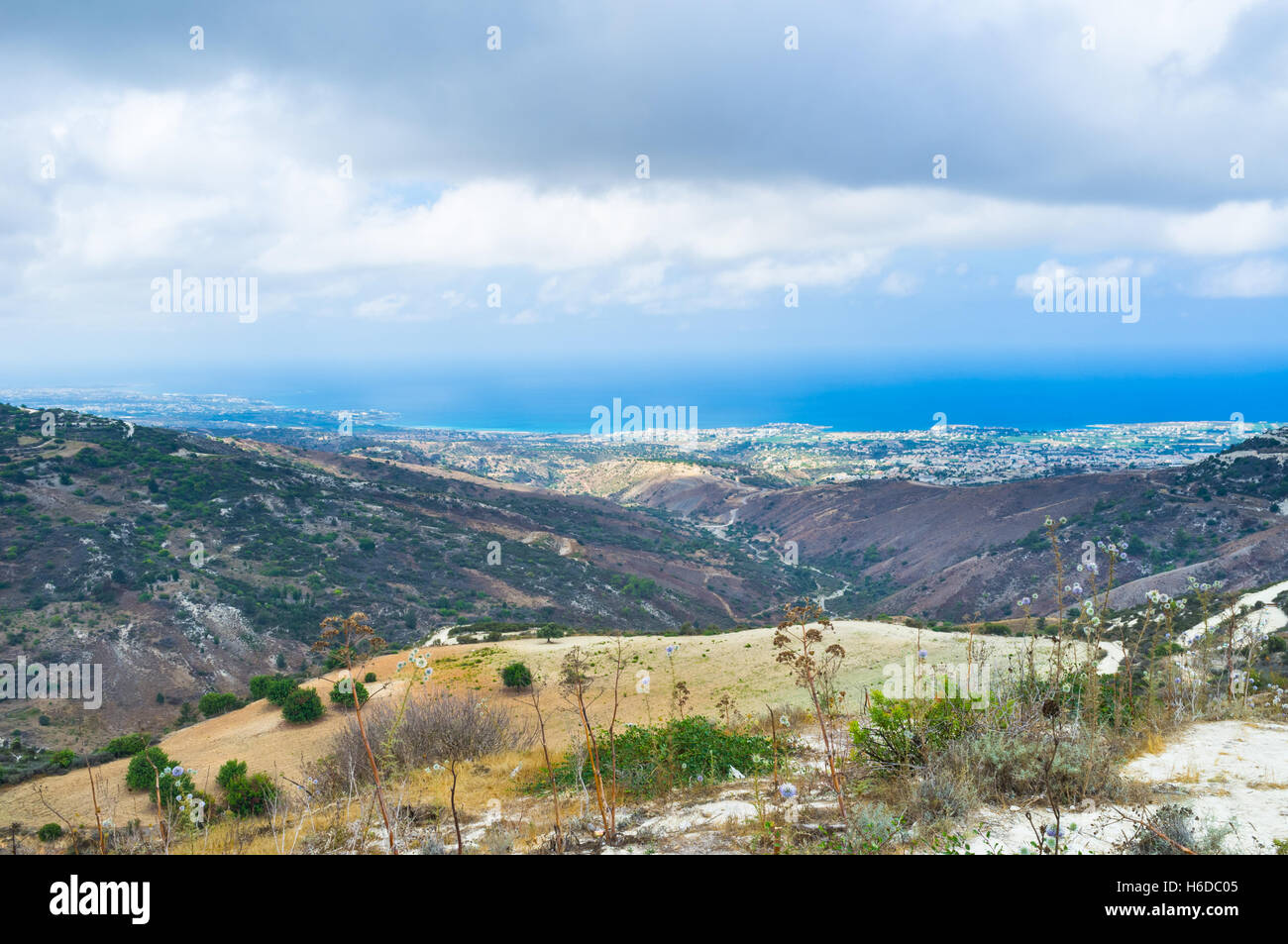 Le paysage de montagnes de la côte ouest de l'île de Chypre Photo Stock ...