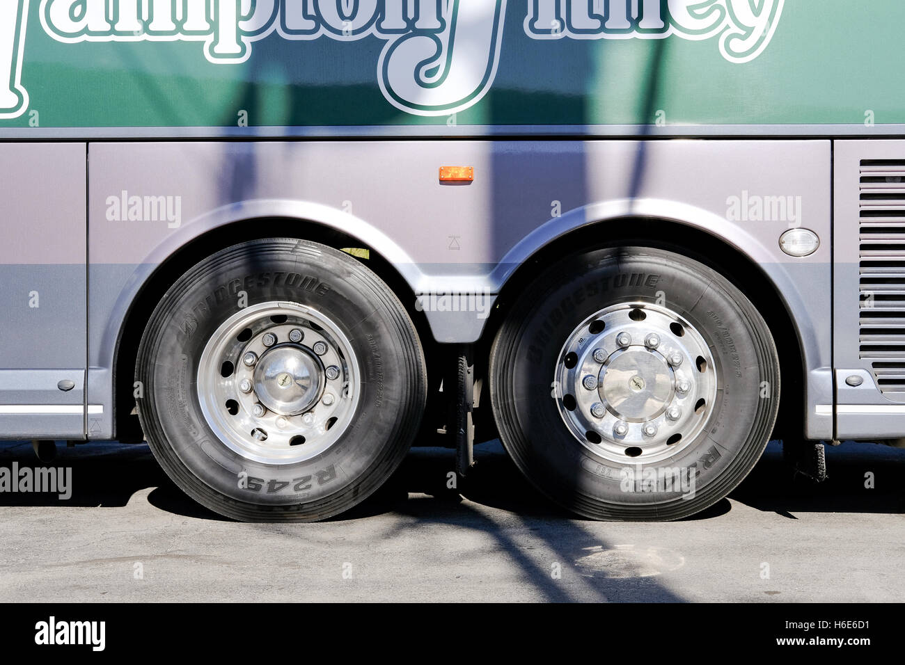 Roues De Bus Banque d'image et photos - Alamy